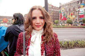 El Universal - Espectáculos - Elizabeth Valdez se ríe de su trabajo