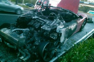 El Universal - DF - Se incendia Ferrari en Paseo de la Reforma