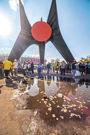 El Universal - Cultura - El Sol rojo es usado como baño público